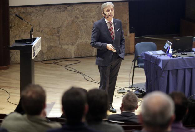 El doctor Rodas habla de deporte sano en el Aula de LA VOZ DE AVILÉS ...