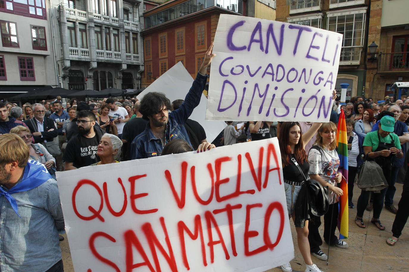 Fotos: Cientos de personas protestan contra el modelo de fiestas de San ...