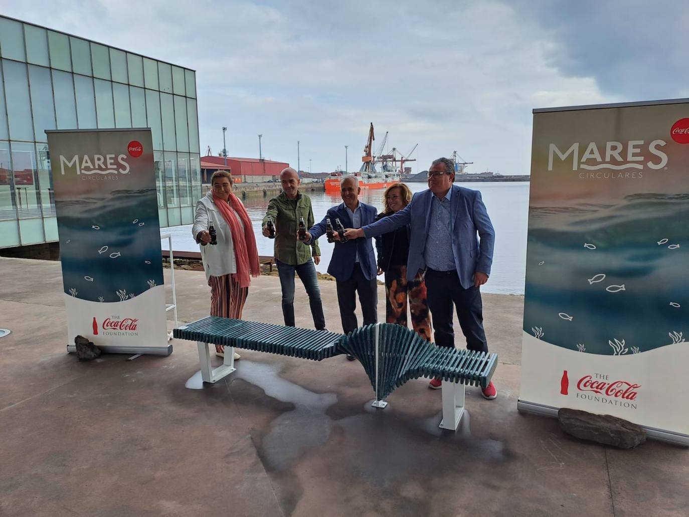 COCA COLA entrega a El Museo un banco de mares circulares COCA-COLA ...