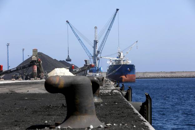 El Musel se prepara para acopiar más carbón por la guerra de Ucrania ...